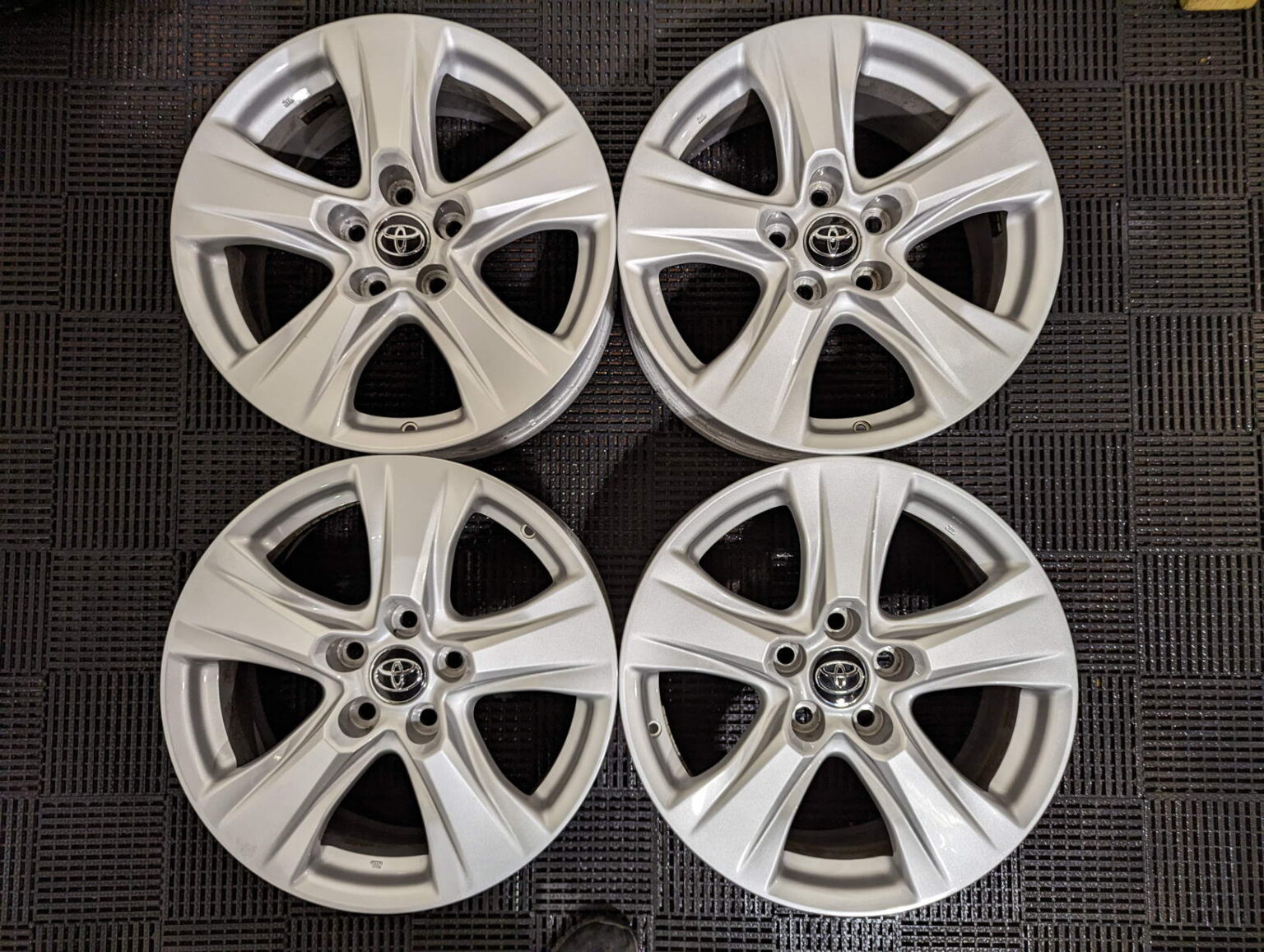 Ensemble de 4 mags 17 pouces d'origine Toyota RAV4 - Solupneus