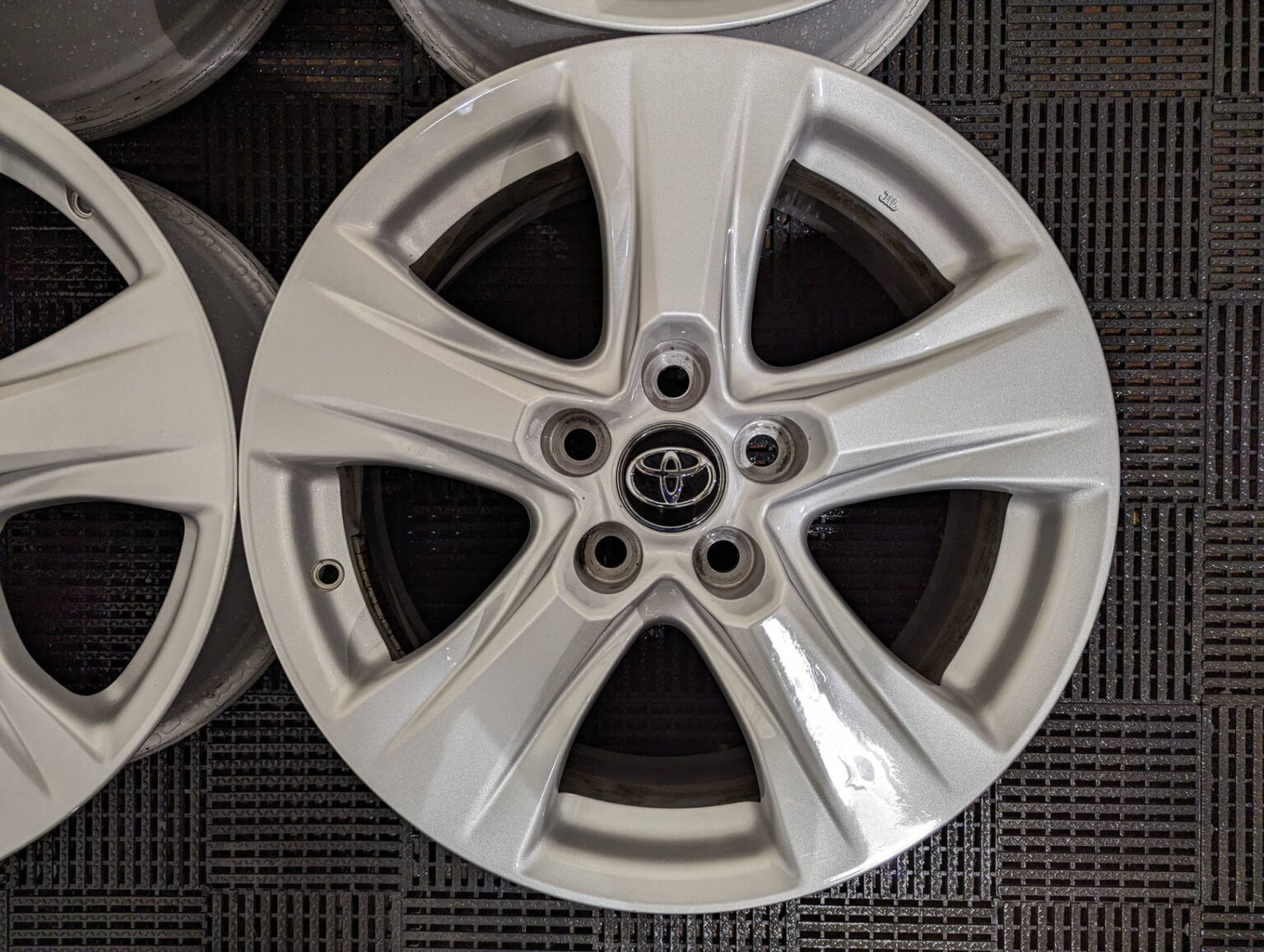 Ensemble de 4 mags 17 pouces d'origine Toyota RAV4 - Solupneus