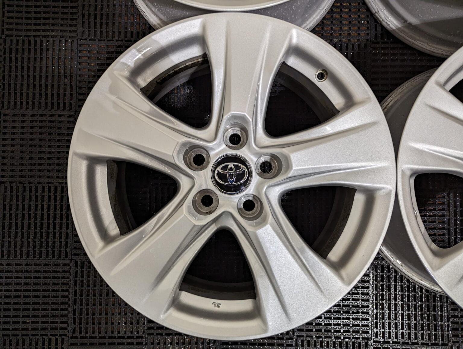 Ensemble de 4 mags 17 pouces d'origine Toyota RAV4 - Solupneus