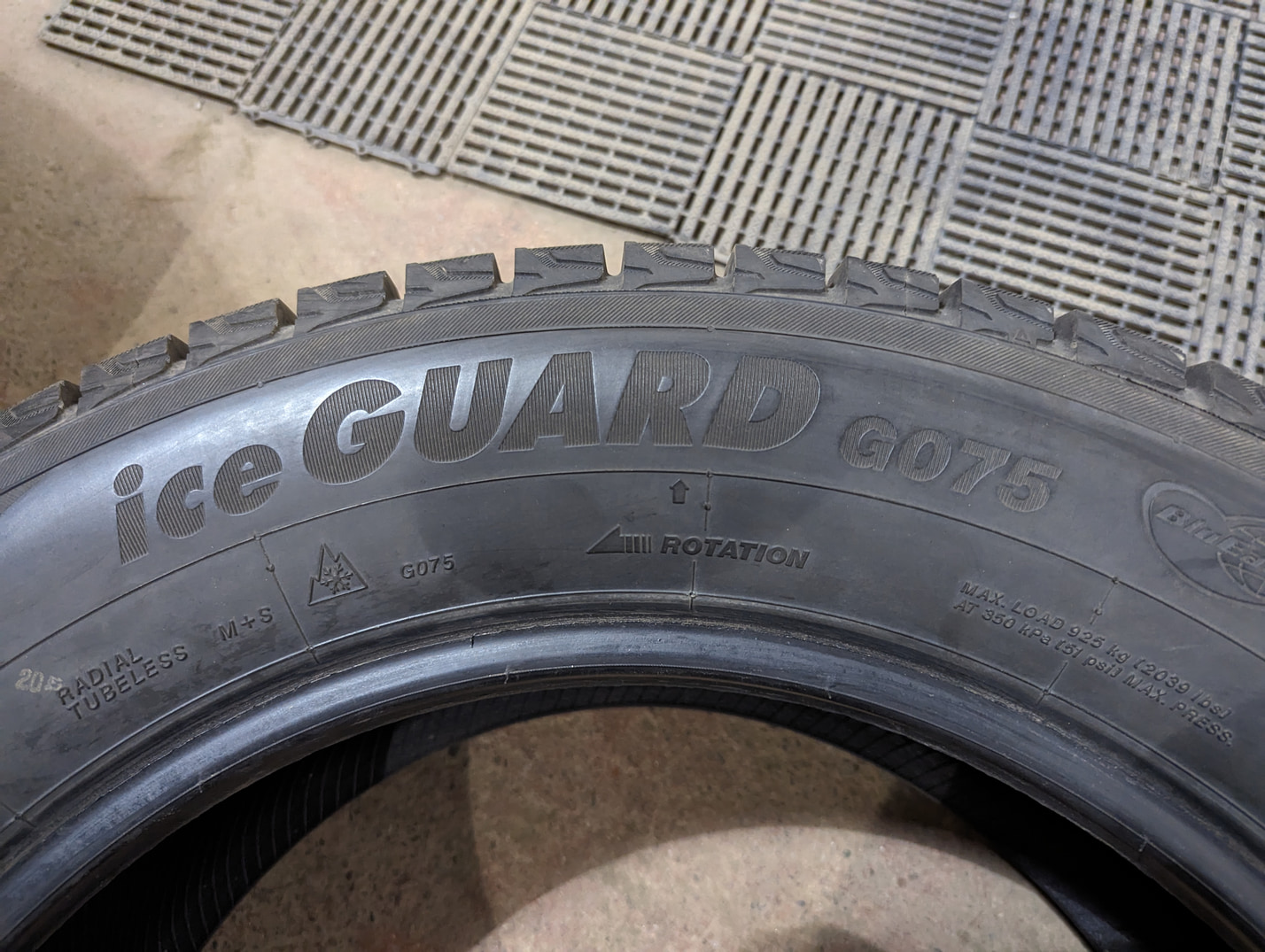 Ensemble de 4 pneus d'occasion Yokohama Ice Guard G075 245/60R18 - Solupneus